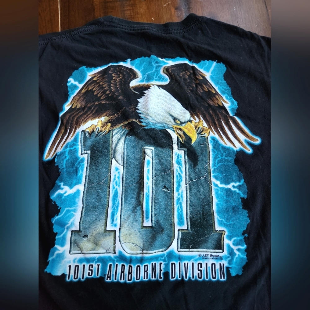 Screaming Eagle 101st Airborne Division T-Shirt Short… - Gem
